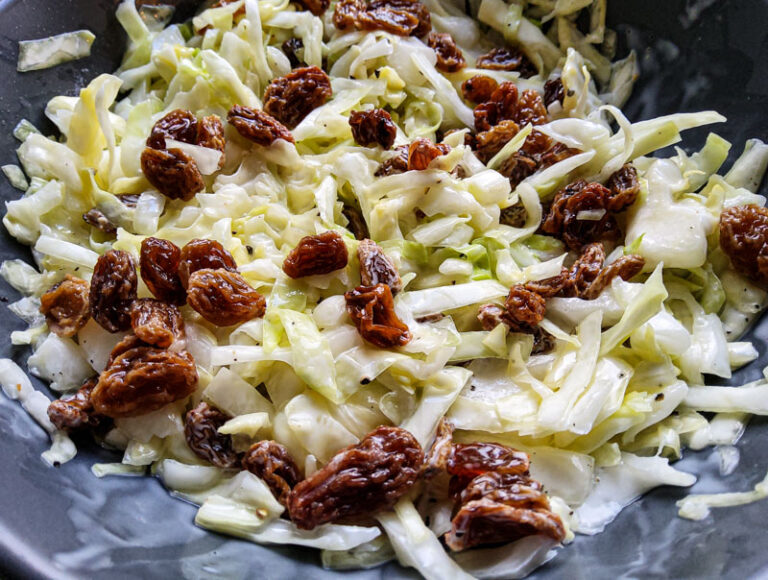 Salade van Spitskool en Rozijnen – BBQ-Gek